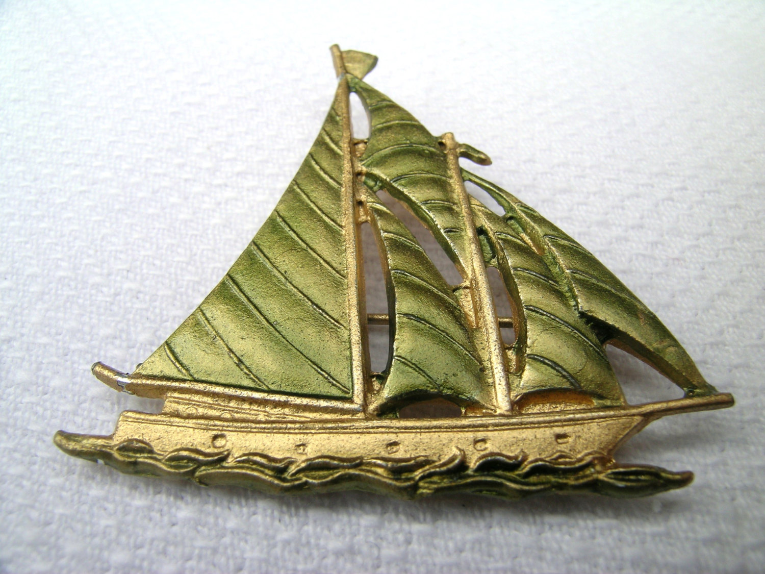 Elegant unusual vintage 1950s/1960s brushed textured gold tone green ...