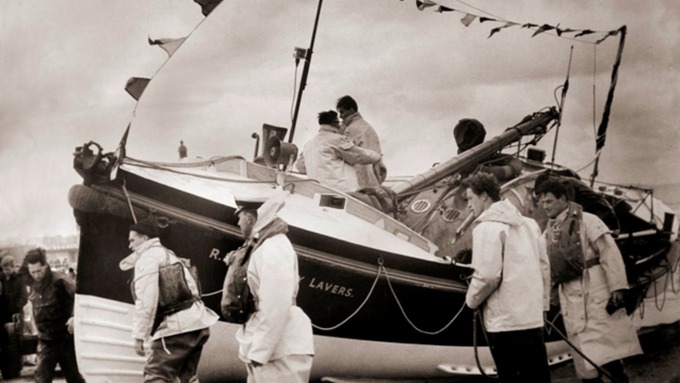 Des Pawson makes the Bow Pudding for Lucy Lavers | Schooner Chandlery