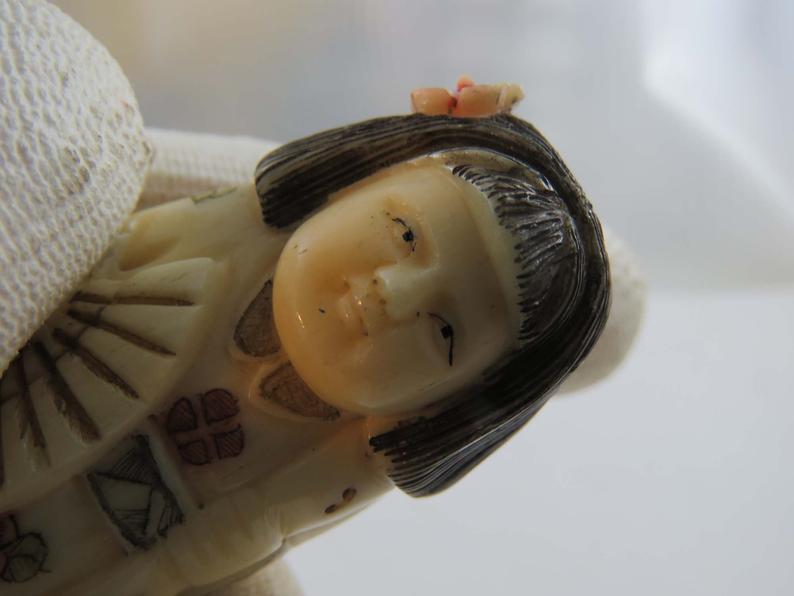 2.1" Vintage NETSUKE Japanese carved OX Bone Geisha WOMAN girl with fan ...